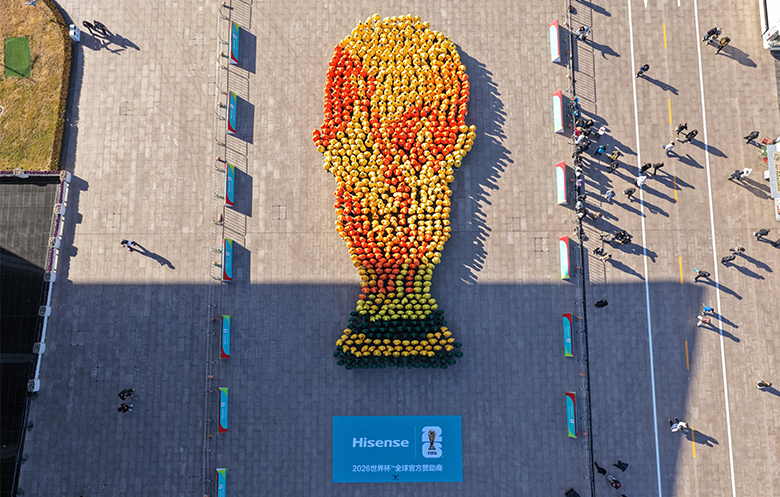 Largest human image of a trophy | Guinness World Records