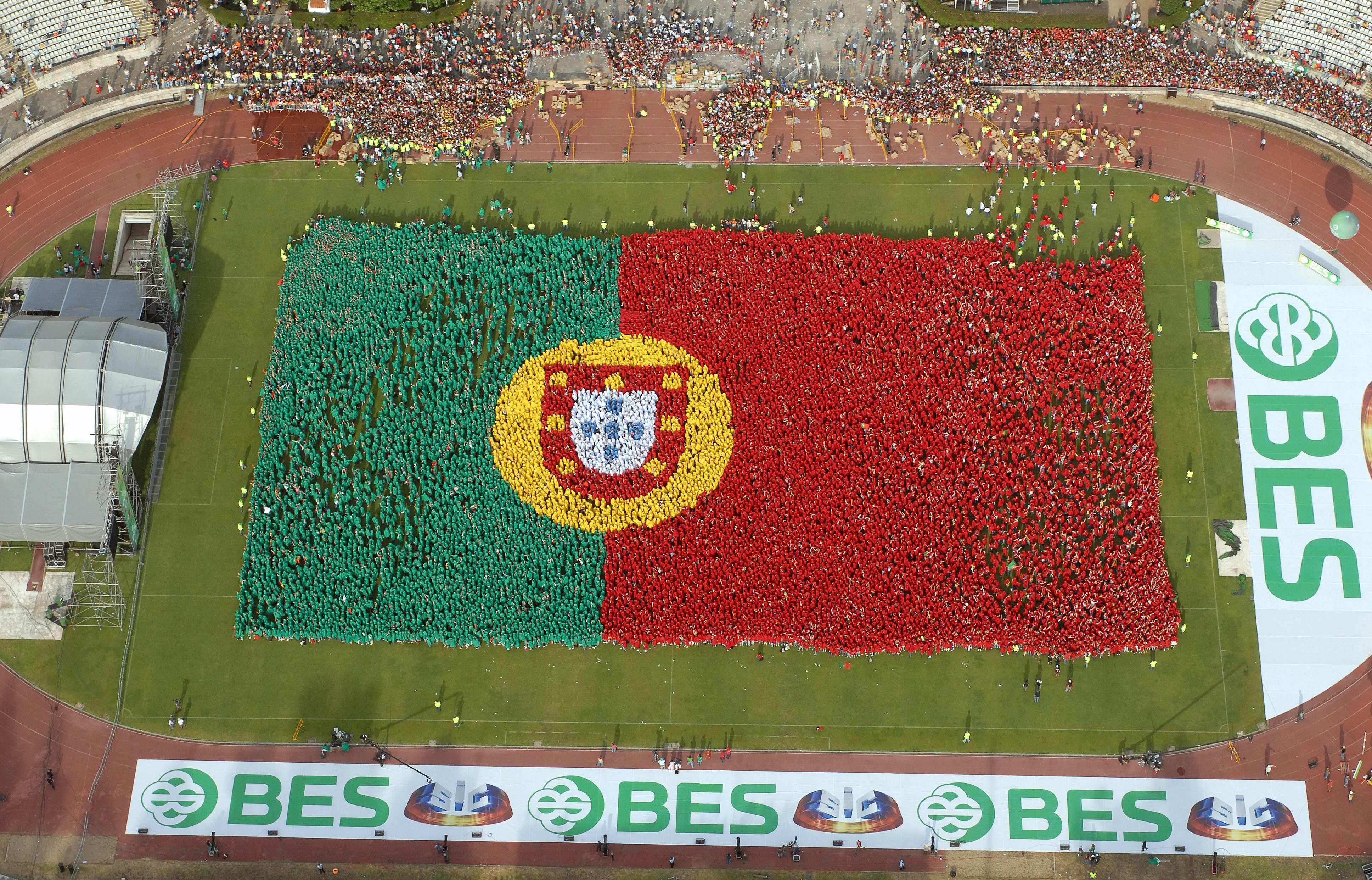 Largest human image of a national flag | Guinness World Records