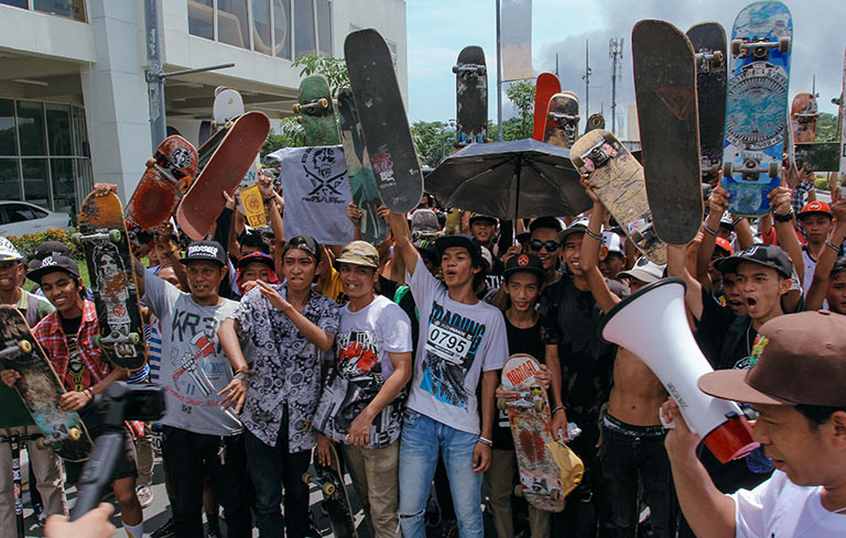 Largest skateboard parade | Guinness World Records